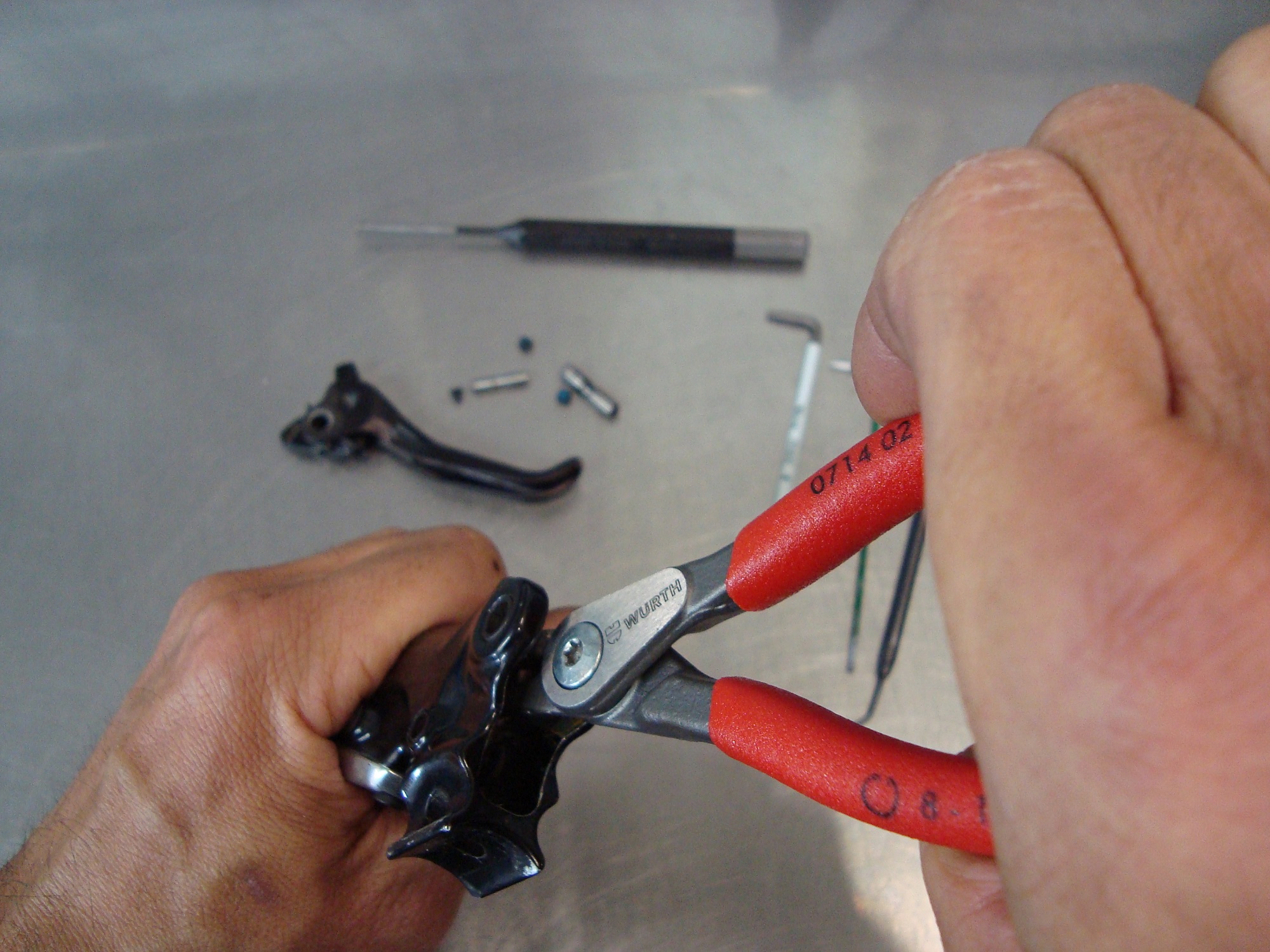 Handig: tang voor het allerkleinste borgveertje